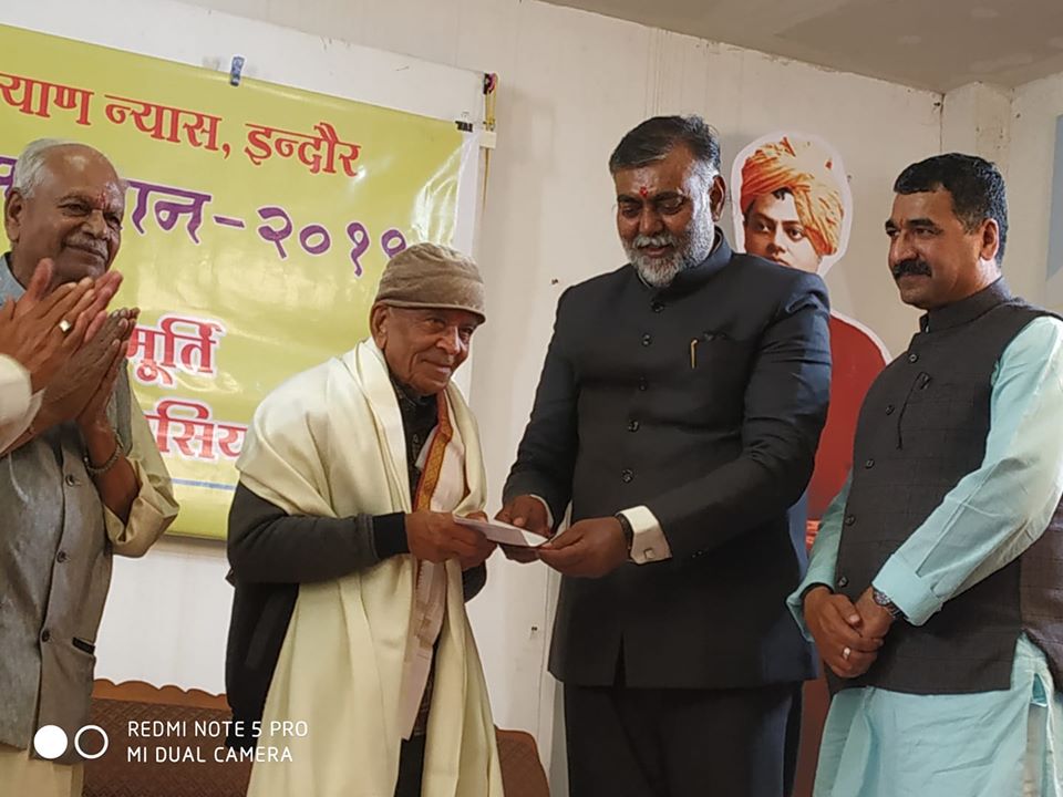 Chief Guest Shri Prahlad Singh Patel ji honored the child writer Shri ...